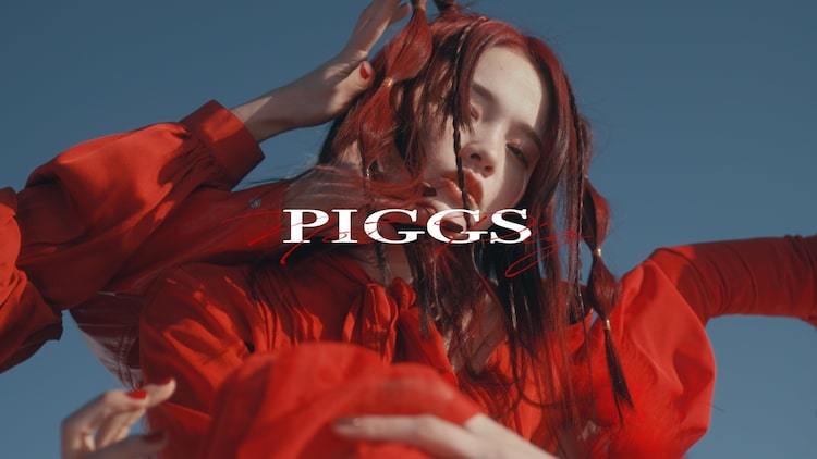 深紅の衣装纏ったPIGGSが力強くパフォーマンス - ぴあ音楽
