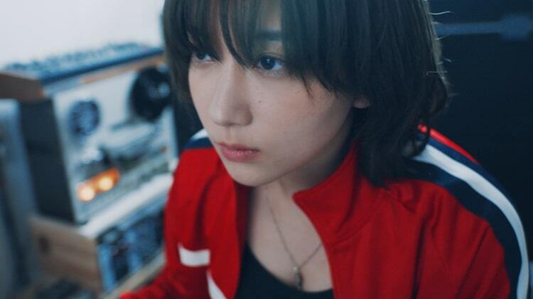 tofubeats全曲AIボーカルのEPからリードトラックMV公開、「ベイビーわるきゅーれ」の伊澤彩織が出演 - ぴあ音楽