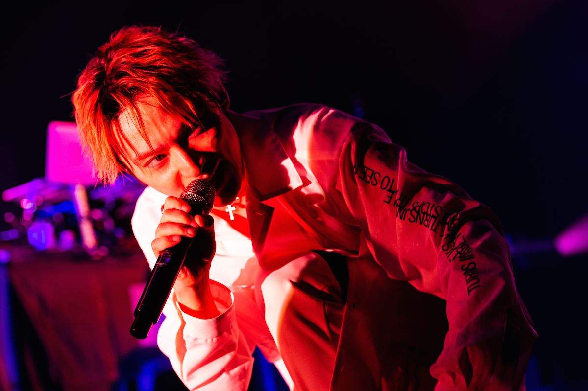 SKY-HIが示した、配信ならではのライブの魅せ方 オンラインで“みんな”に届けたエンタメの真骨頂 - ぴあ音楽