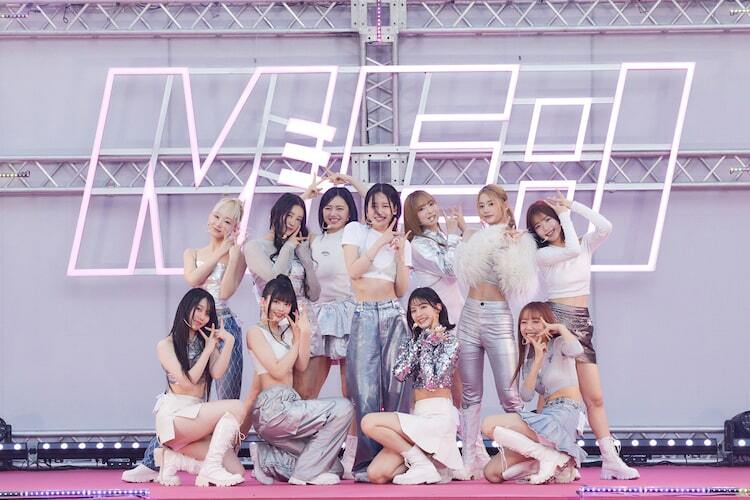 ME:I、デビュー前日に野外でパフォーマンス披露「明日からYOU:MEと私たちの物語は始まる」 - ぴあ音楽