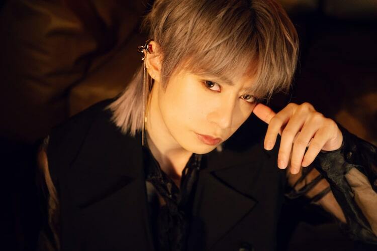 今のSHINが歌うViViD「BLUE」MVプレミア公開、「テレ東ミュージックフェス」でも歌唱 - ぴあ音楽