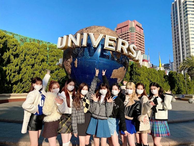 NiziU念願のUSJロケに！アトラクション楽しみ「Take a picture」のMV再現 - ぴあ音楽