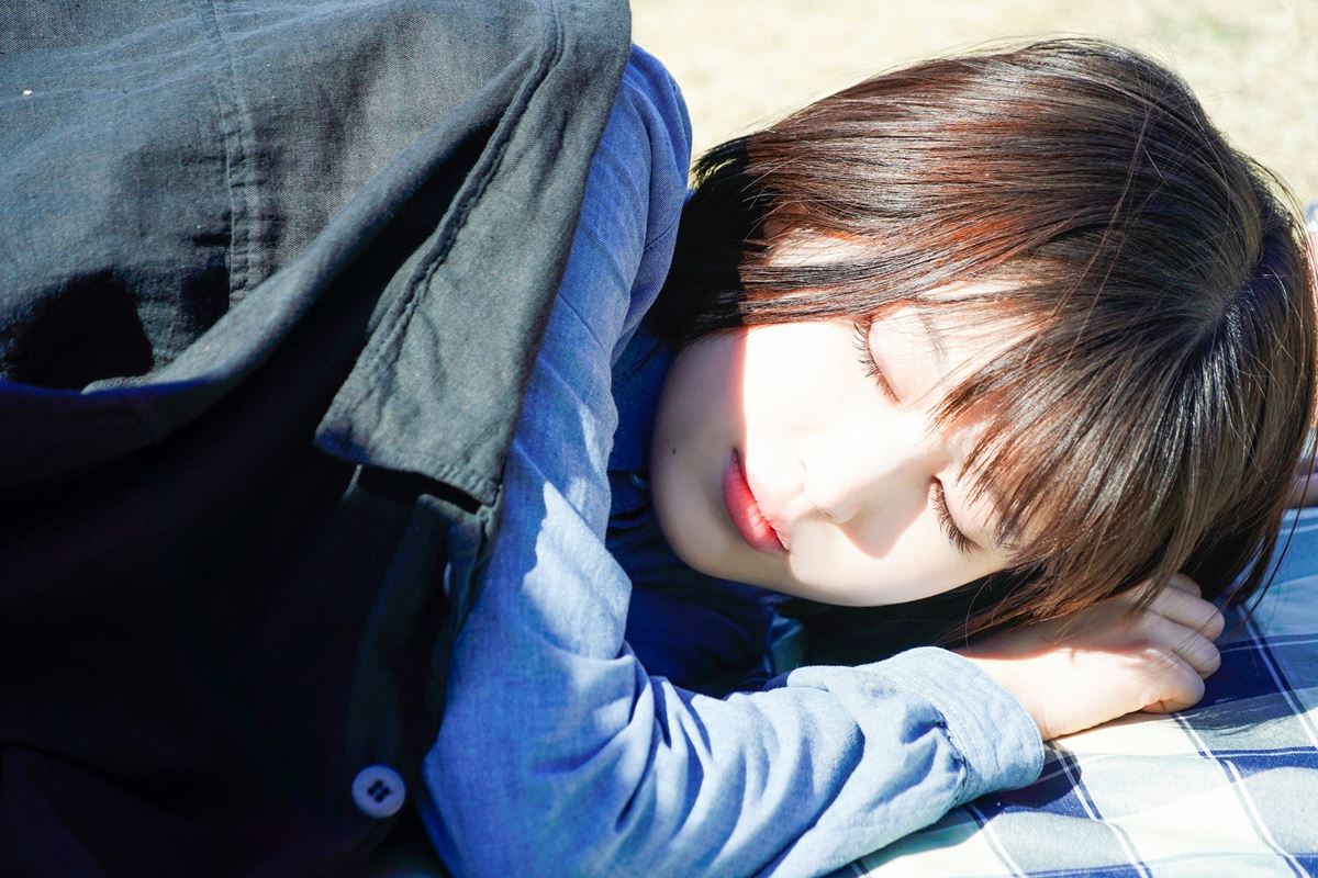 『今夜、世界からこの恋が消えても』道枝駿佑&福本莉子の「お昼寝ショット」公開 記憶がリセットされる瞬間を捉えた1枚 の画像・写真 ぴあ映画