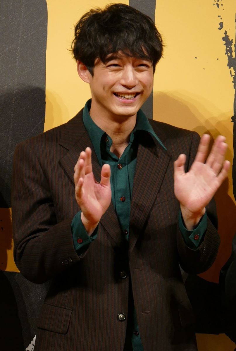 岡田准一、共演した坂口健太郎は「実は一番クレイジー」 同時期に正反対な役柄演じていた の画像・写真 ぴあ映画
