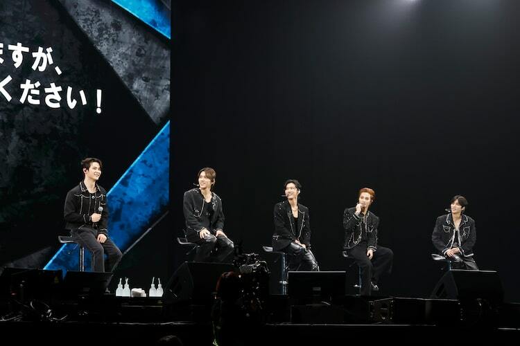 WayV、日本初単独イベントで歌って踊って恋ダンス！緑一色の会場で叫んだ「待っててくれてありがとう」 - ぴあ音楽